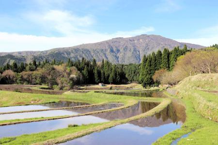 水鏡に逆さ氷ノ山 別宮の棚田 おでかけトピック 兵庫おでかけプラス 神戸新聞NEXT
