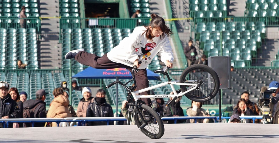 甲子園球場でBMXの世界大会 17カ国100人以上が技の独創性競う 大技決まるたびに大歓声|阪神|神戸新聞NEXT