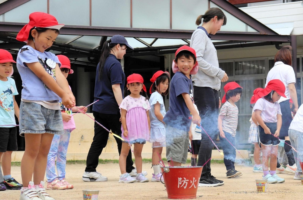 花火、燃えやすい物に近づけないで あさひ幼稚園で市消防指導 クイズ交え注意点伝える|20日付地域版|神戸新聞NEXT