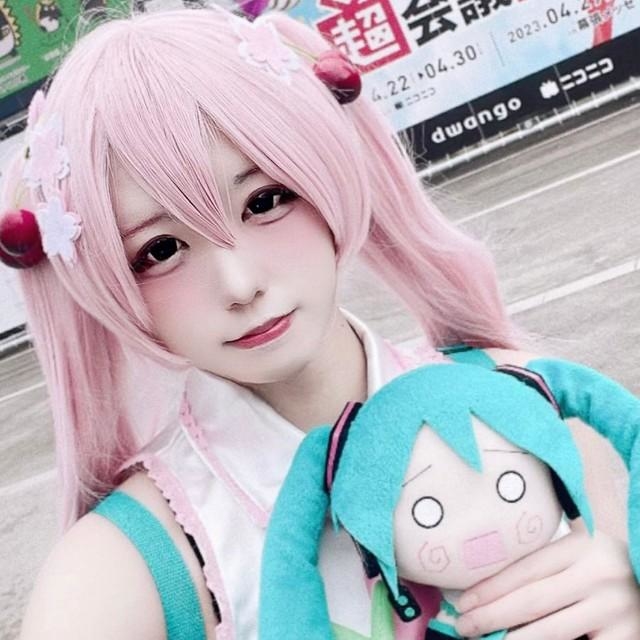 神戸新聞NEXT｜連載・特集｜話題｜初音ミクの“美女”コスプレイヤー、落差が激しすぎるビフォー写真に反響 おとなしそうなオタク男子ぶりに「人間 ...