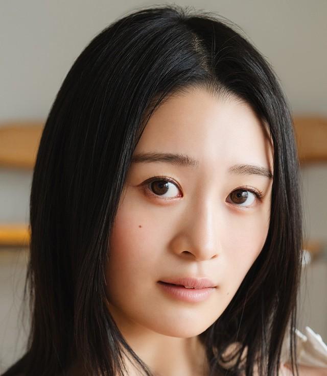 豊満バストの現役聖心女子大生・星咲エリカさん 初グラビアでつるん陶器肌を披露 写真集「清純を脱ぎ捨てた日」|話題|神戸新聞NEXT